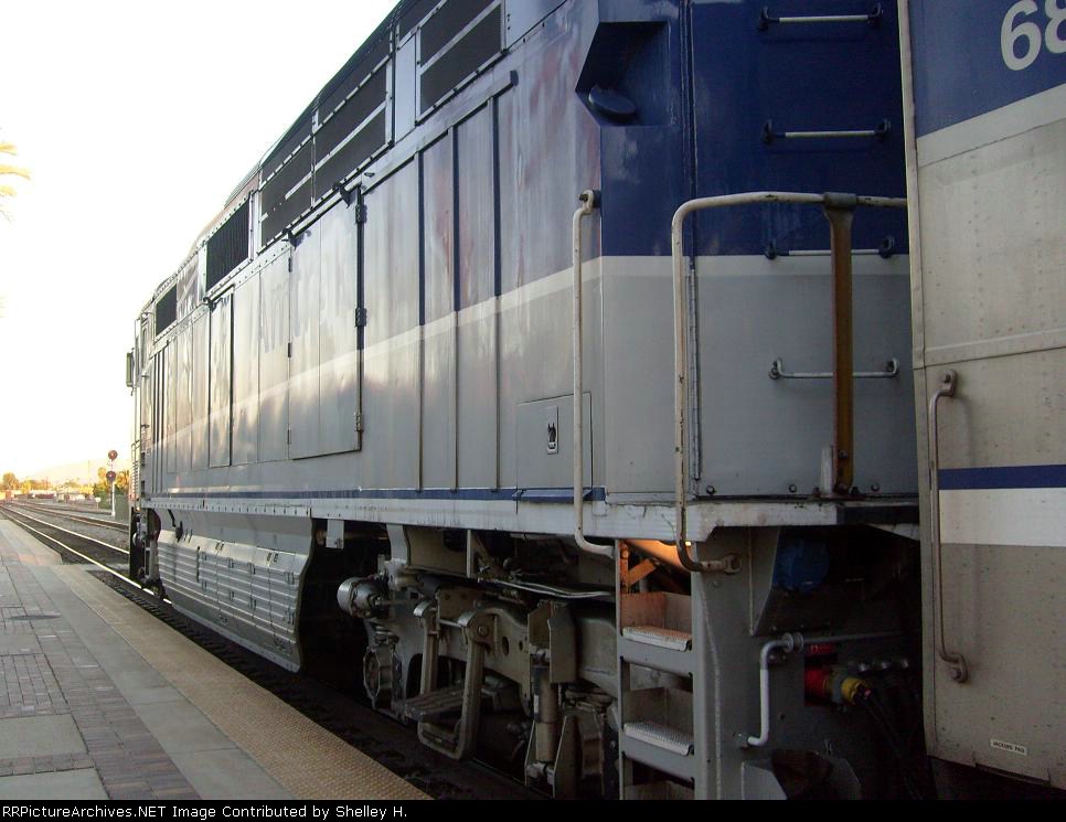 AMTK 457 leaving the station with a full train